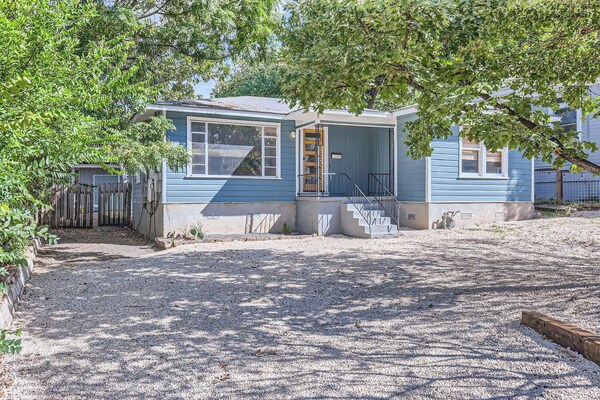 Authentic Austin Pad With Roof-top Deck Bar - Austin, TX
