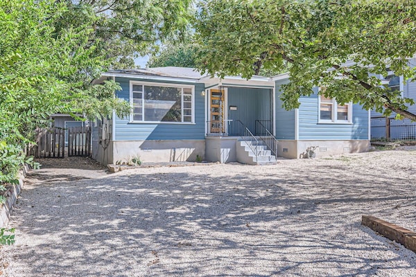 Authentic Austin Pad With Roof-top Deck Bar - Austin, TX