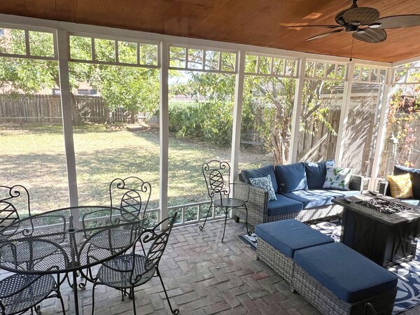 Charming 3-bedroom Home, Walk To Downtown, Hospital, Porch, Fire Pit, & Theatre - Bavaria, KS