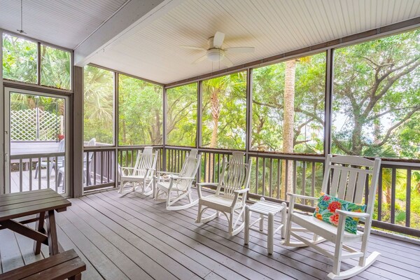 1 Block From Beach! Rooftop Deck, Screen Porch, Open Deck, Large Kitchen - Mandan House - Folly Beach, SC