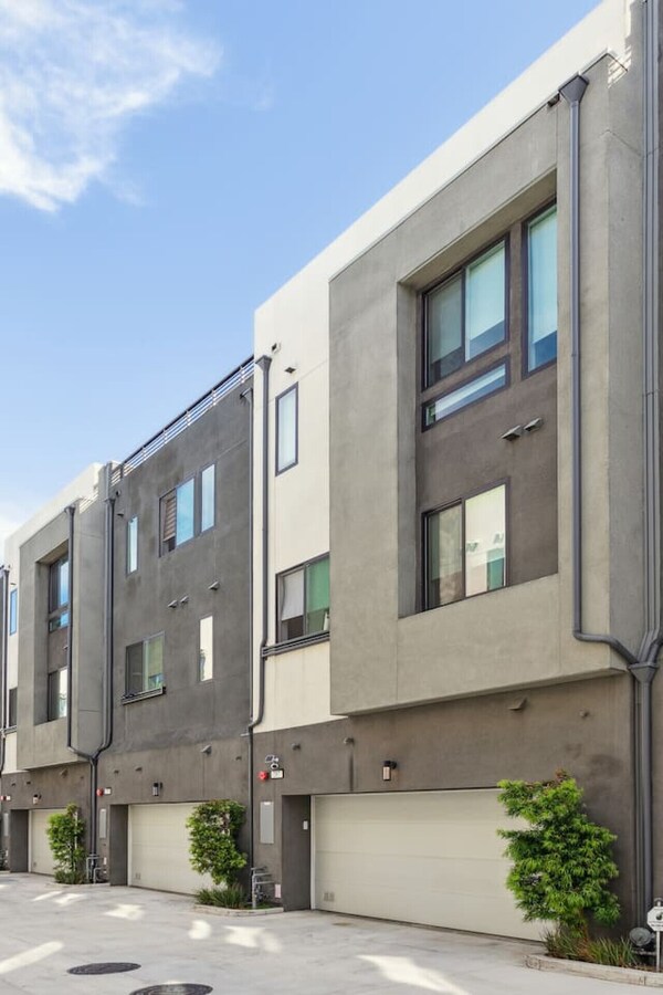 Modern Townhome With Views And Theatre And All Amenities - Rancho Palos Verdes, CA