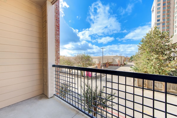 Chic 1br Apt In Houston With Ac, Fitness Room, Wifi - Houston, TX