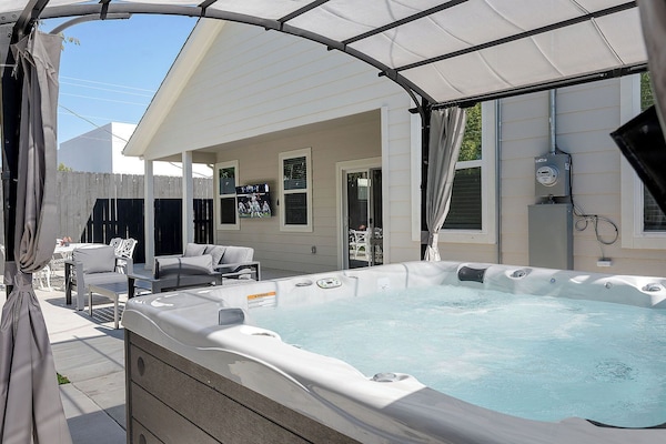 Sleeps 20 In Fw Stockyards W Hottub & Minigolf - Fort Worth, TX