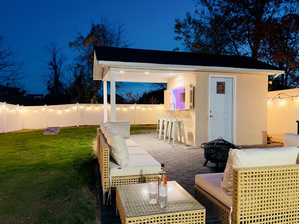 Seaview Escape~ 5 Minute Stroll To Beach & Private Outdoor Entertainment Area - Highlands, NJ