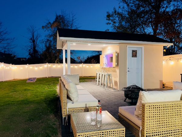 Seaview Escape~ 5 Minute Stroll To Beach & Private Outdoor Entertainment Area - Highlands, NJ