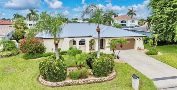 Superb! Location! 1 Block 2 Fish Ville Modern Home-heated Salt Pool-spa-e Bikes - Port Charlotte, FL