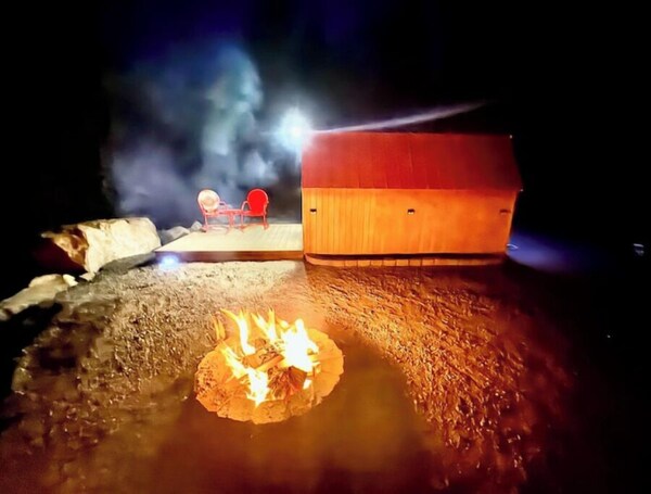 Solar Powered Little Cabin.  Private Deck And Remote Setting; Minutes From Town. - Redmond, OR