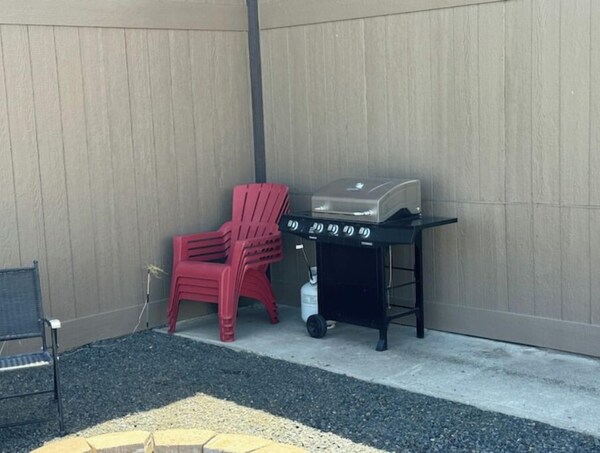 Bar, Pool Table, Dart Board And 2 Bedrooms, What Else Do You Need? - Redmond, OR