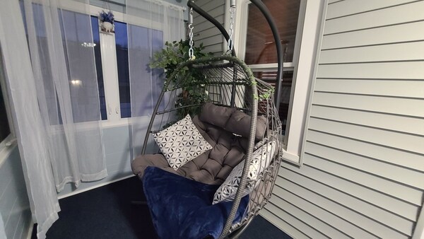 Cozy & Peaceful - Gated Yard, Enclosed Porch - Hartford, CT
