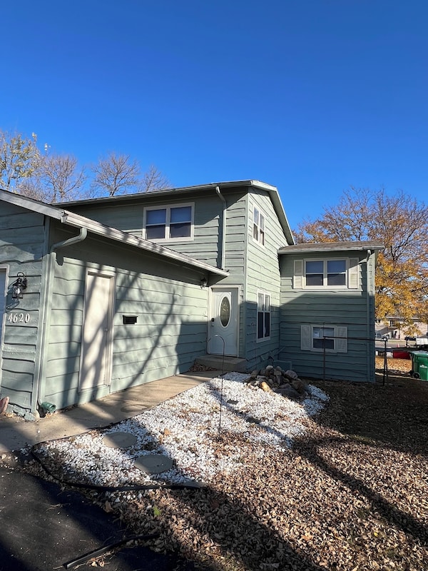 Spacious 3-bedroom Home In The Heart Of Sioux Falls Perfect Location & Comfort! - Sioux Falls, SD