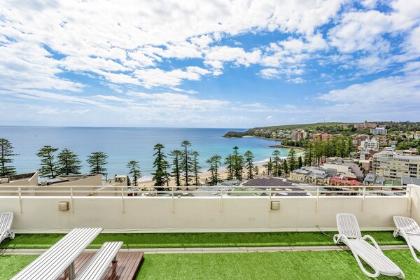 Wake Up To The Ocean: 1-bed With Pool & Views - Narrabeen