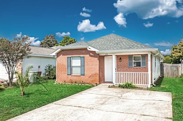 Surfside Cottage - 3br/2ba - Close To Beaches & Zoo - Pensacola Beach, FL