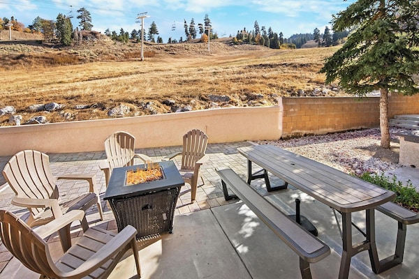 Slopeside At Bear Mountain By Destination Big Bear:ski In Ski Out Patio W/ Fire Pit! Community Pickleball/tennis/basketball Courts + Hot Tub! Walk To Bear Mountain Resort, Golf Course & National Forest Trails! - Big Bear Lake, CA