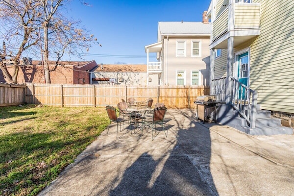 The B&w Haven: Stylish 3br Escape With Private Office By Li Ferry - Bridgeport