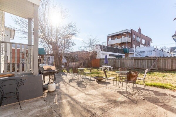 The Blue Sapphire: Modern & Stylish 2br W/ 2 King Beds & Full Kitchen - Bridgeport, CT