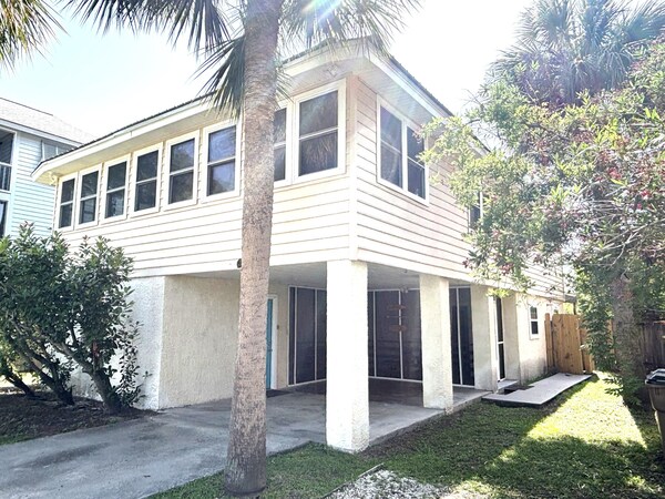 Dog-friendly! Unique Home, Separate Lower Suite,  5-block Walk To The Beach - Tybee Island, GA