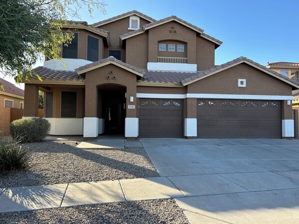 Heated Pool Right Next To Stadium! All Your Needs Covered With This One - Glendale, AZ