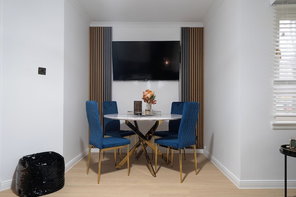 Stunning Luxury, 2 Bedroom Apartment - Paisley