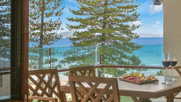 Cobden Court Unit 8 - 3 Bedroom Top Floor Apartment Only 90m Away From Rainbow Bay Beach - Coolangatta