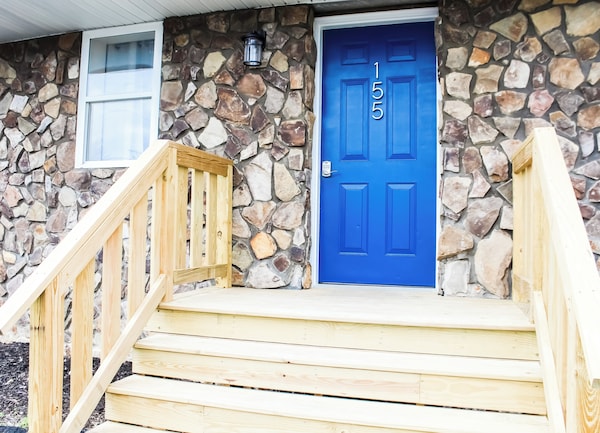 The Blue Door 155. A Welcoming Home Near State St - Bristol, TN