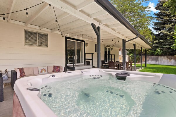 Poolside Paradise: Hot Tub, Foosball, Arcade! - Boise, ID