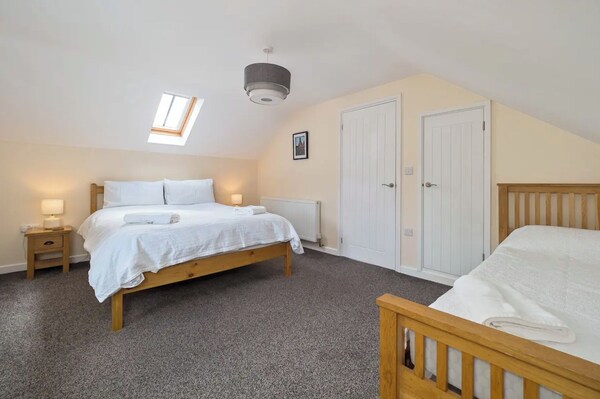 Unique Farm Stay Near Alton Towers & Foxtail Barns Wedding Venue Sleeps Up To 16 - Derbyshire