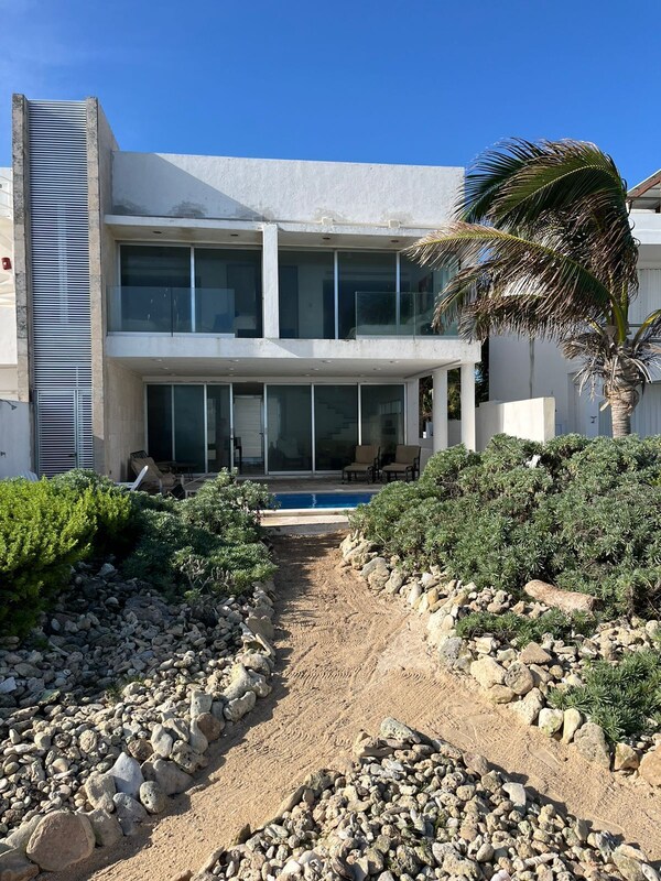 Stunning Oceanfront 3-bedroom, 3.5 Bath House In Isla Mujeres - Isla Mujeres