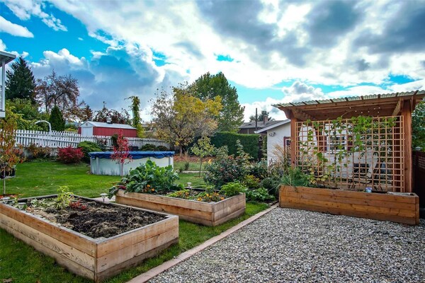 East Hill Hideaway | 25 Minutes From The Ski Hill | 5 Minutes To The Beach! - Vernon, BC, Canada