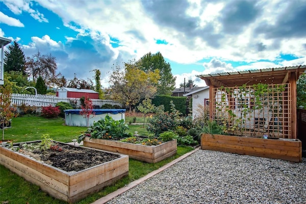 East Hill Hideaway | 25 Minutes From The Ski Hill | 5 Minutes To The Beach! - Vernon, BC, Canada