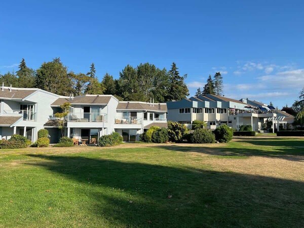 Coastal Elements Oceanfront - 2bdrm - Full Kitchen - Parksville