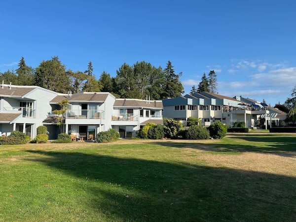Coastal Elements Oceanfront - 2bdrm - Full Kitchen - Parksville