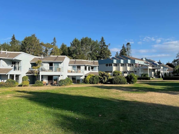 Coastal Elements - 1bdrm - Full Kitchen - Parksville