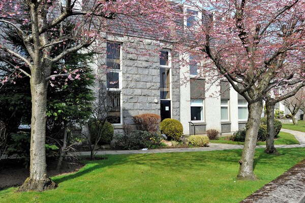 Modern Fully Fitted Two Bedroom Apartment. Pet Friendly. Free Parking. Sleeps 5. - Aberdeen