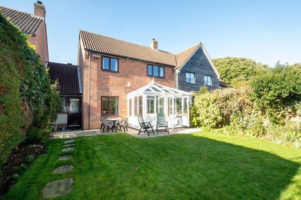 Rainbow Cottage - Sleeps 5 Guests  In 3 Bedrooms - Thorpeness
