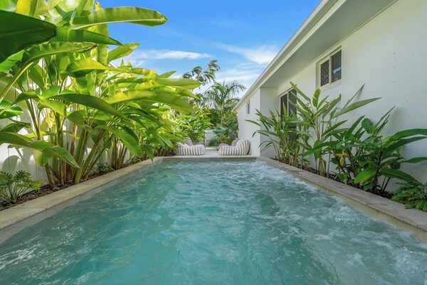 Cedar Villa Poolside Stunner By The Beach - Palm Cove