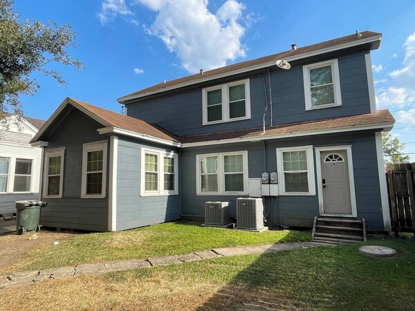Your Family Will Be Close To Everything When You Stay At This Centrally-located Duplex Next To St - Beaumont, TX