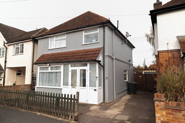 Modern Home|sleeps 6 | Free Parking And Free Wi-fi W/netflix - Farnham