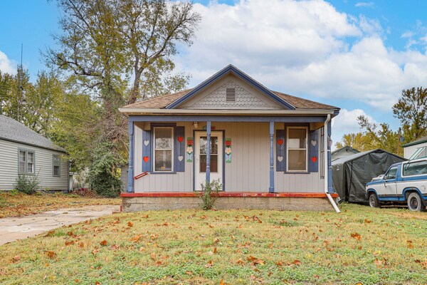 2 Mi To Dtwn: Salina Home W/ Deck & Yard - Salina, KS