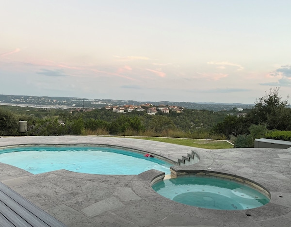 Lakeview Escape; Charming 1-bedroom With Entertainers' Backyard - Lake Travis, TX