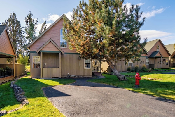Eagle Crest, Cozy 3-bedroom Cabin With Hot Tub And Dog Friendly - Redmond, OR