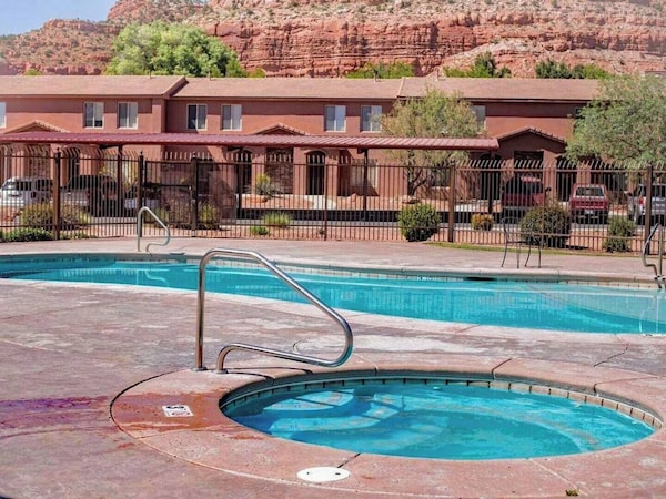 Pool & Hot Tub! Close To Zion National Park And Bryce Canyon And Hiking Trails I - Kanab, UT
