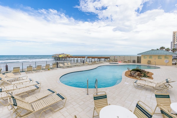 "Summer Winds" @ Sunglow Resorts With Spectacular Ocean View - Daytona Beach Shores, FL