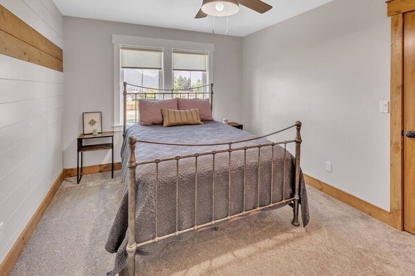 Modern Farmhouse Three Bears Getaway - Hamilton, MT