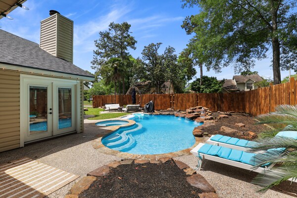 Woodbridge Bungalow - Near Iah 4bd 2bth Spa - Houston, TX