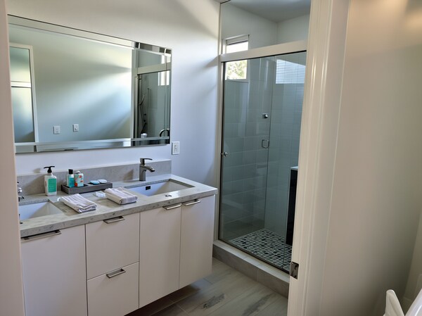 Stylish 2-bedroom Townhouse In Prime Hollywood Location - Hollywood, CA