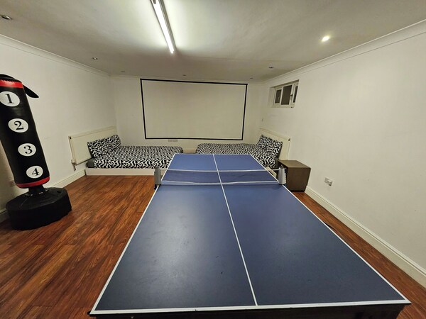 Annexe Pool Table, Air Hockey, Table Tennis, Movie - Buckinghamshire