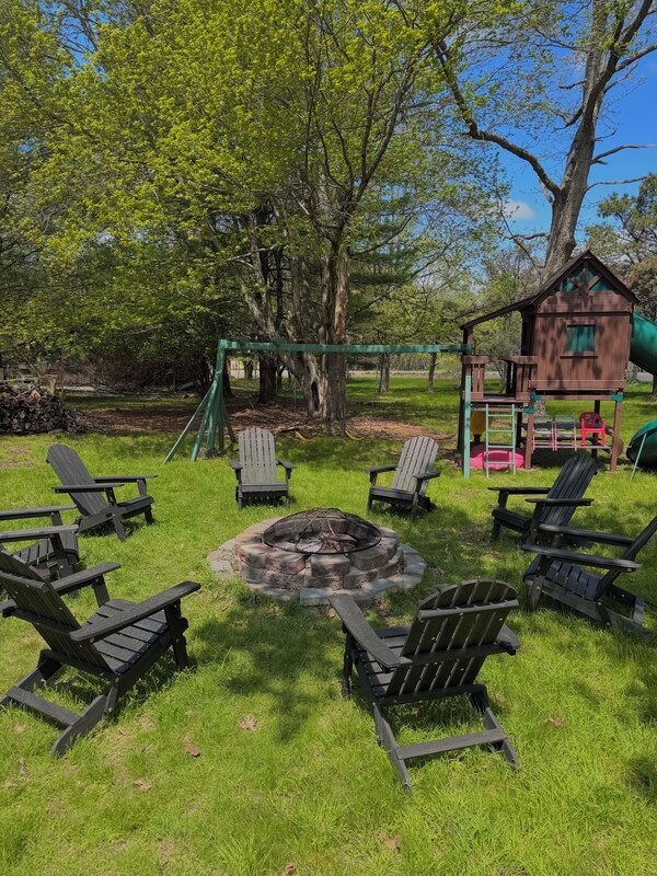 A Cozy Pocono Home With Hot Tub, Fire Pit, Games And More! - Pocono Mountains, PA