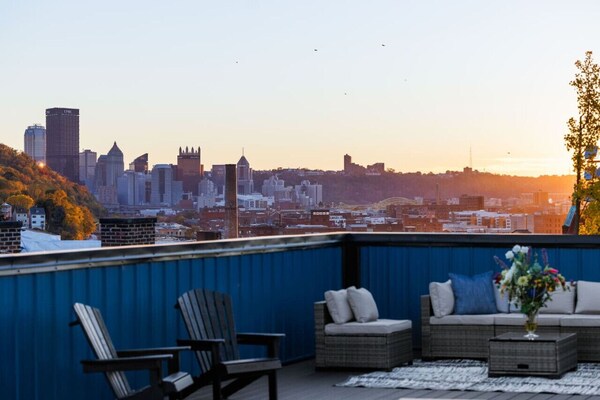Hostwise Stays  Rooftop Deck, Garage, *Luxe* Mad Men Vibes - Homestead, PA
