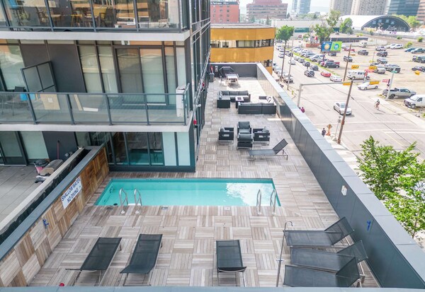 New! Poolside Bliss: 22fl Dt Tower View Free Banff Pass, Gym, Wine! - Fort Calgary