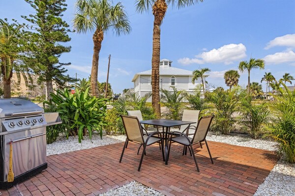 Casa Bella "D"  - 1 Bed/1 Bath - Steps To The Beach - Sleeps 2 - Fort Myers Beach, FL